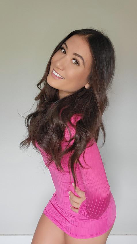 Wore this tight pink dress to make heads turn… - 9GAG