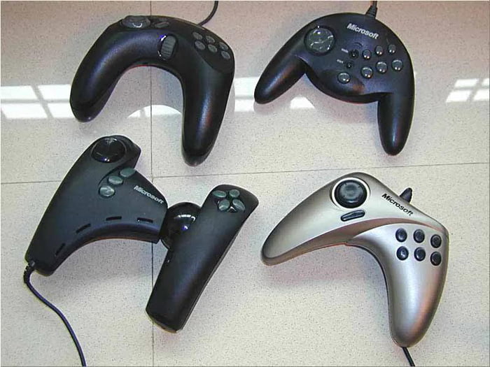 Has anybody tried to play modern games with the old Microsoft Sidewinders? - 9GAG