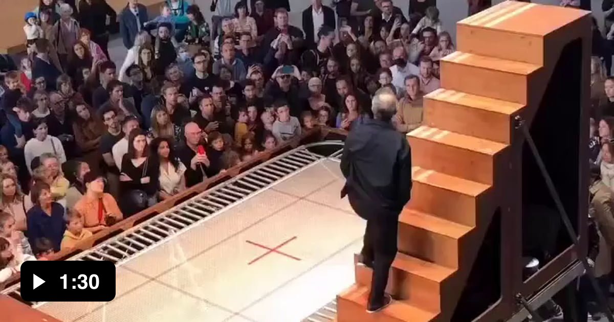 Magnificent and comforting performance by French dancer and ...