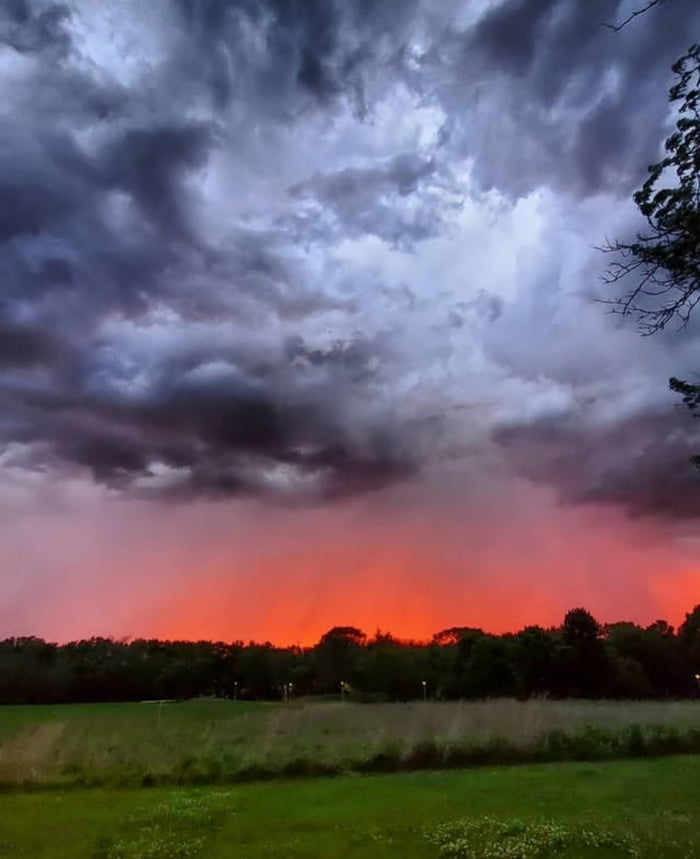 This Fast Moving Storm During Sunset - 9GAG