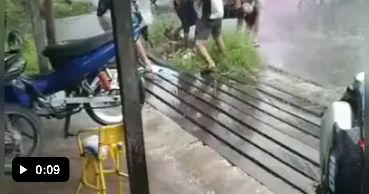 Pria Pria Perkasa Yang Baik Hati Dan Menolong Cewek Yang Terperosok Ke