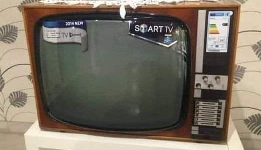 Vintage curved screen tv - 9GAG