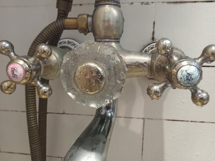 Hotel shower with red "Cold" tap and blue "Hot" tap - 9GAG