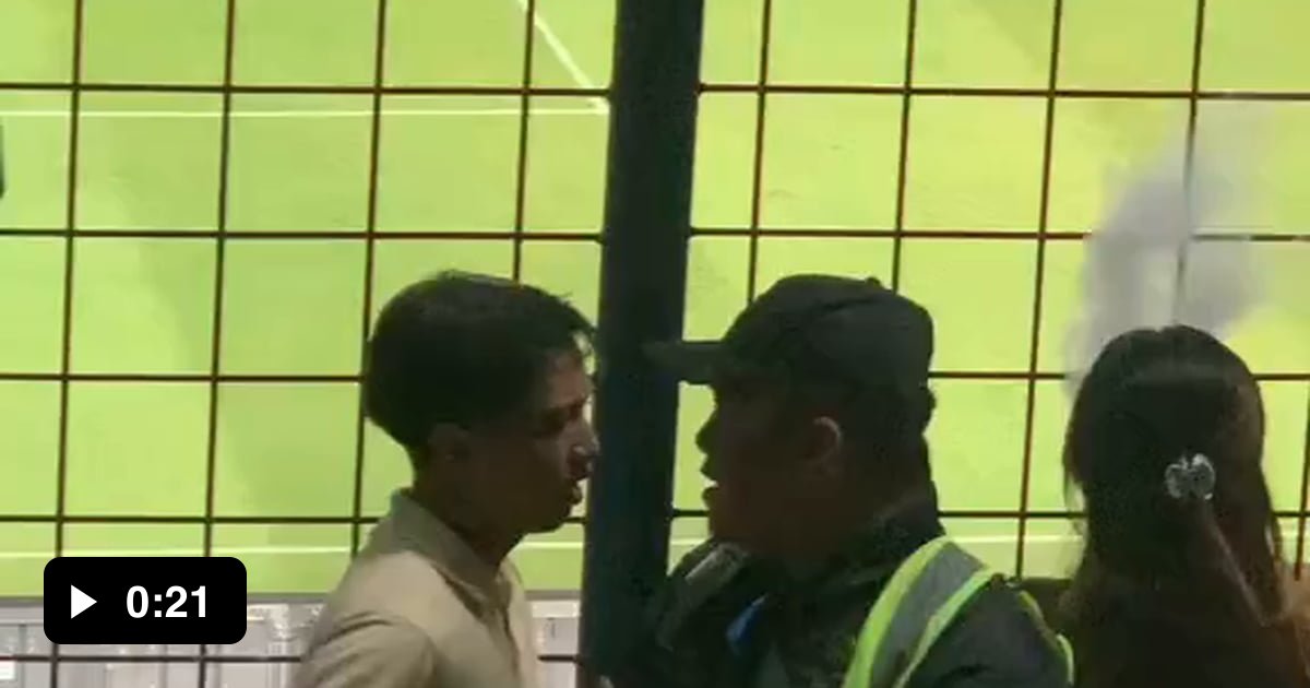 Fend off. Disuruh turun sama penjaga karena bahaya. - 9GAG