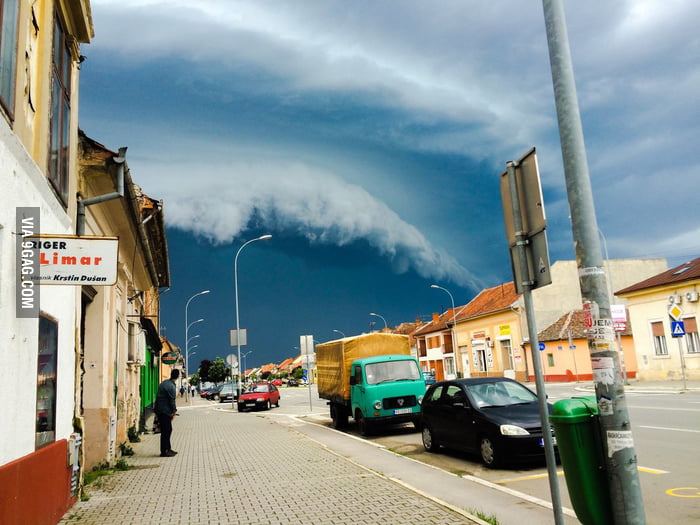 Cloud formation that looks like tidal wave - 9GAG