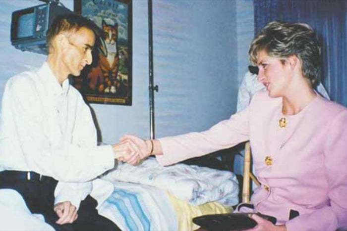 Princess Diana, Shaking Hands With AIDS Patient Without Gloves. When ...