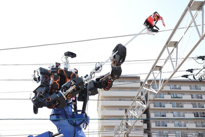 Japan Railroad powerline repair robot - 9GAG