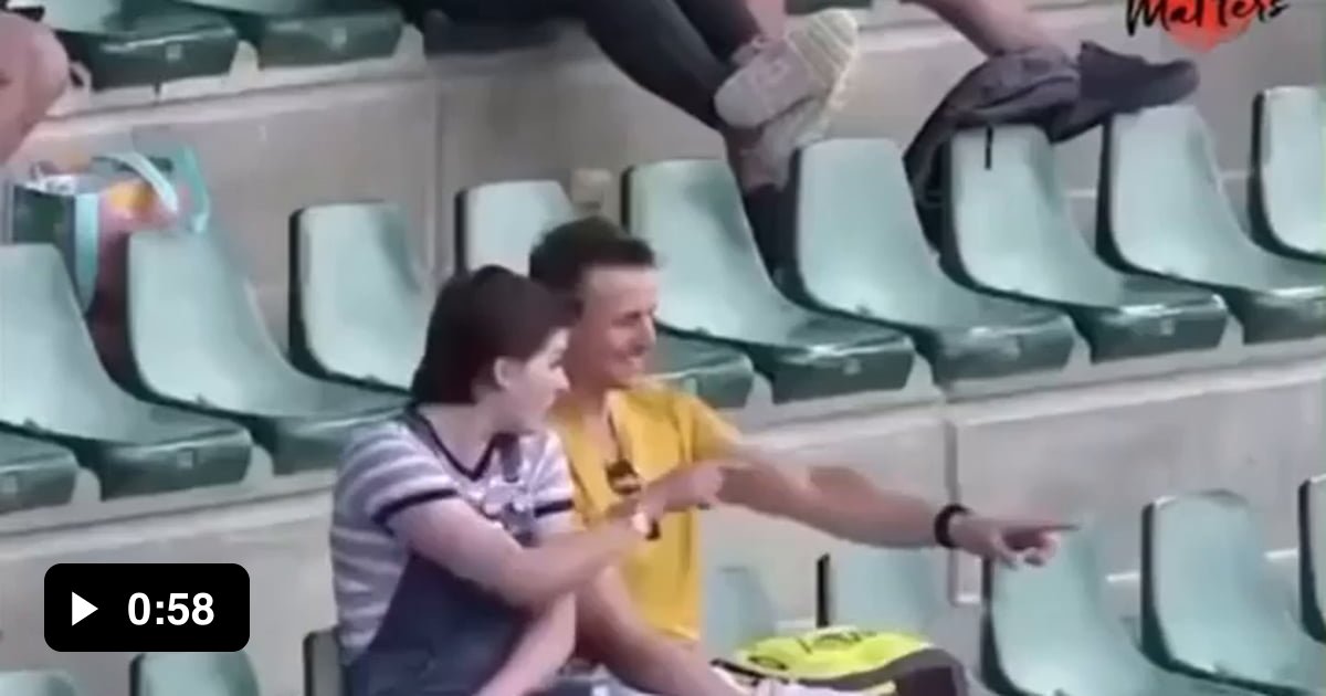 Guy enlists Birb to help with proposal - 9GAG