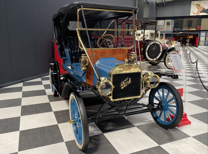 A perfectly restored 1911 Ford Model T Tourabout located in Key Museum ...