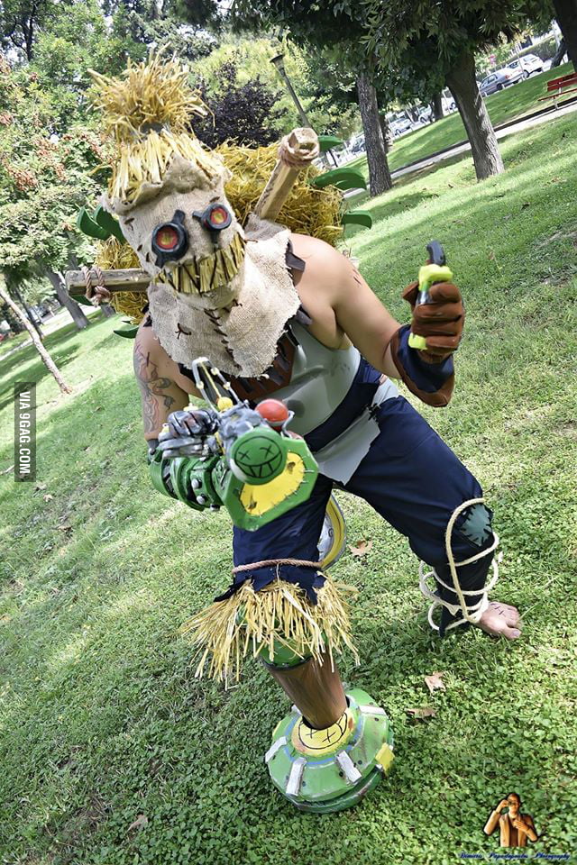 Overwatch Scarecrow junkrat cosplay - 9GAG