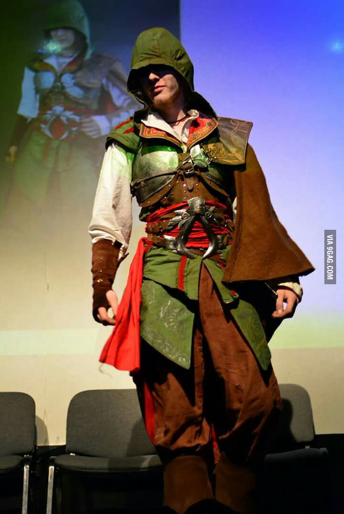 Ezio's robes from AC II. - 9GAG