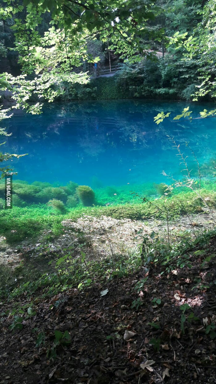 This lake is pretty blue.. - 9GAG