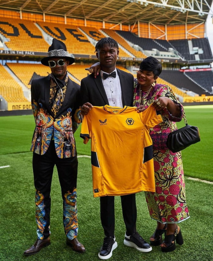 Wolves: "there will be a photo op on the pitch after signing the ...