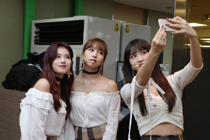 J-Trinity Sana, Mina & Momo - 9GAG