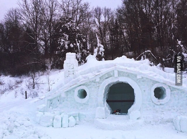 Hobbit hole made of ice and snow in Madison, WI. - 9GAG