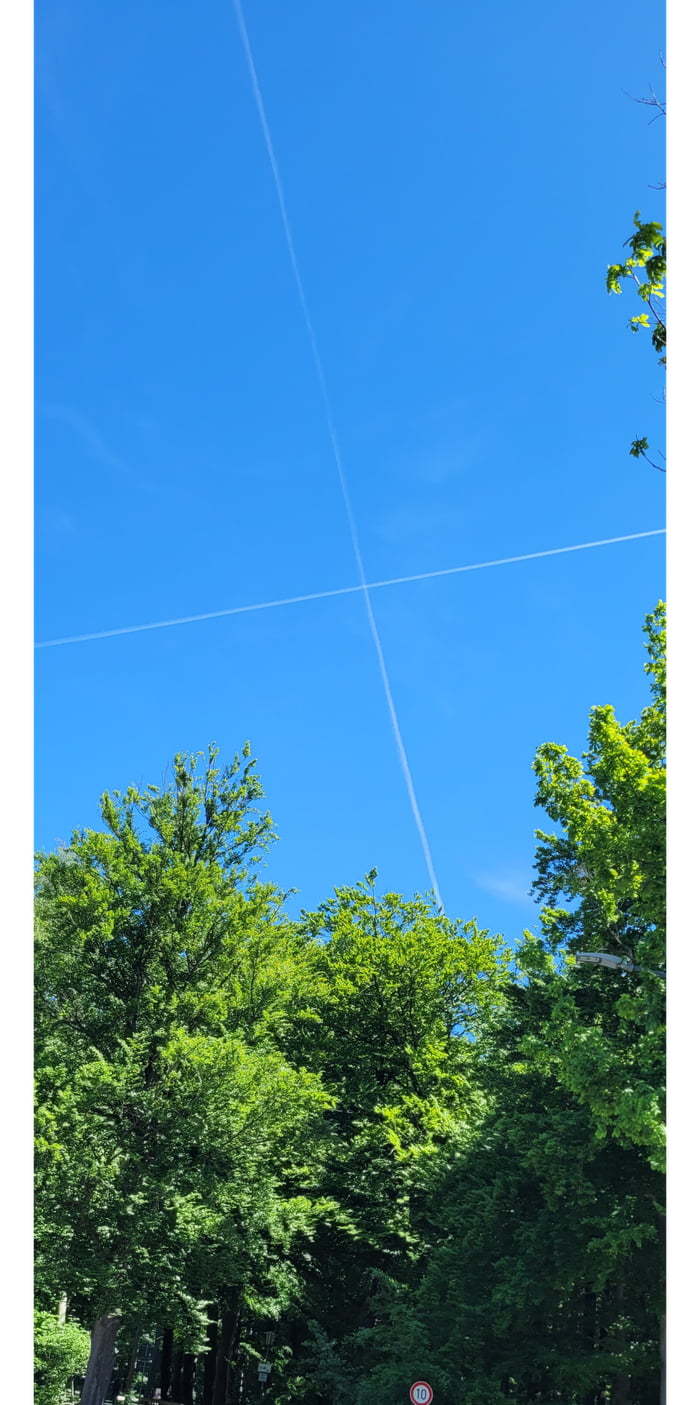 These contrails forming a perfect cross - 9GAG