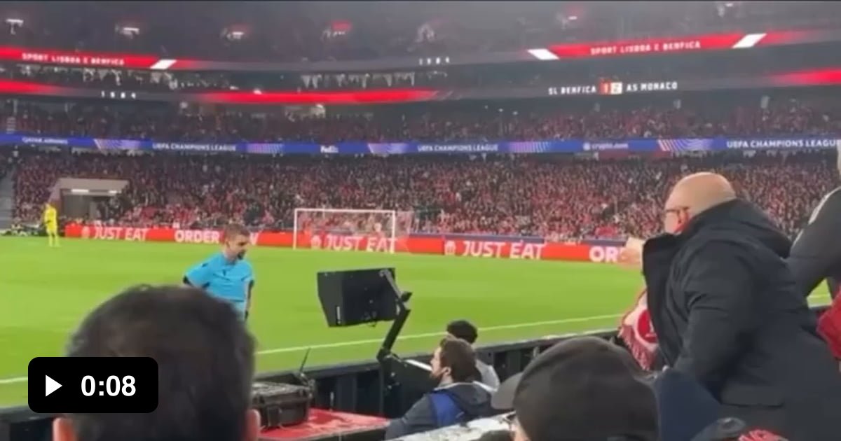 Benfica fan attempts to bribe the referee with a 10€ note during the Benfica-Monaco game - 9GAG