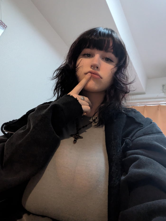 Lovely brunette ;) - 9GAG