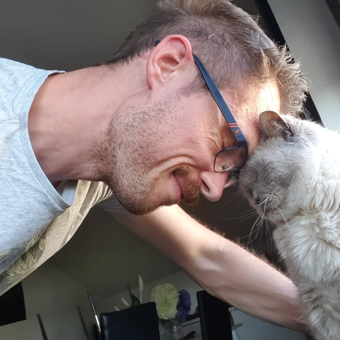 Me and my lovely white Princess Naminé (hope I am still in with the cat hype) - 9GAG