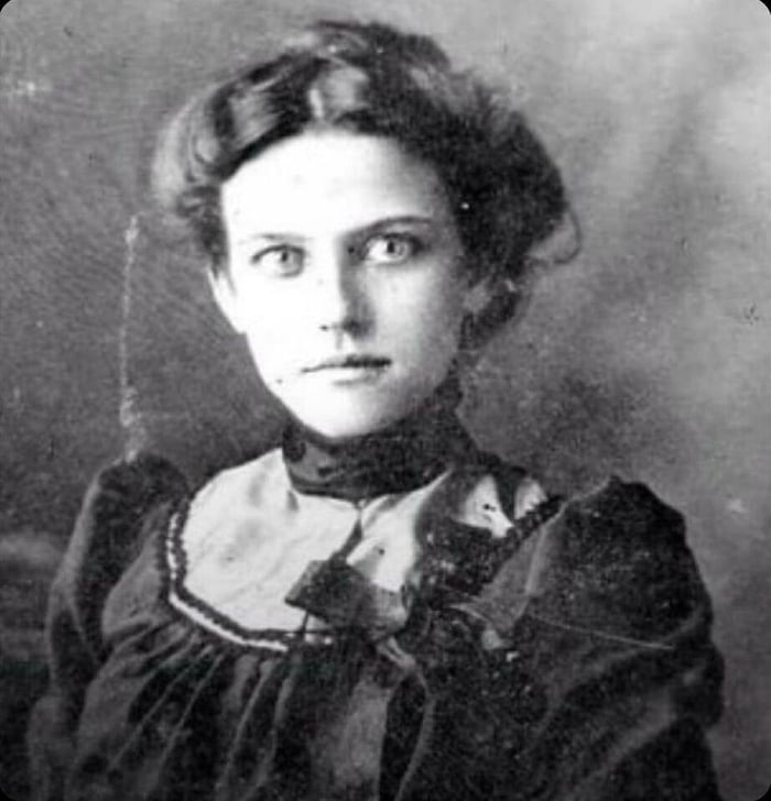 An 1890s woman getting photographed for the first time - 9GAG