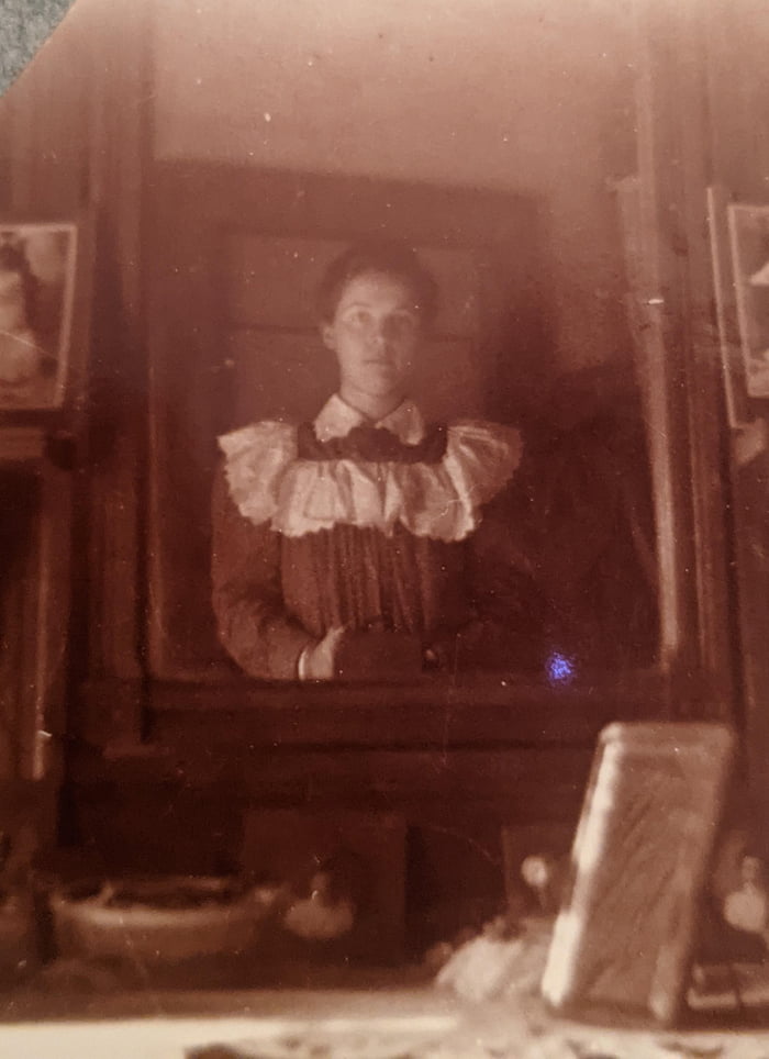 Great great grandma Bess taking a mirror selfie (circa 1900) - 9GAG