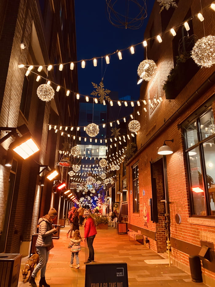 This alleyway in Denver on Christmas Eve - 9GAG