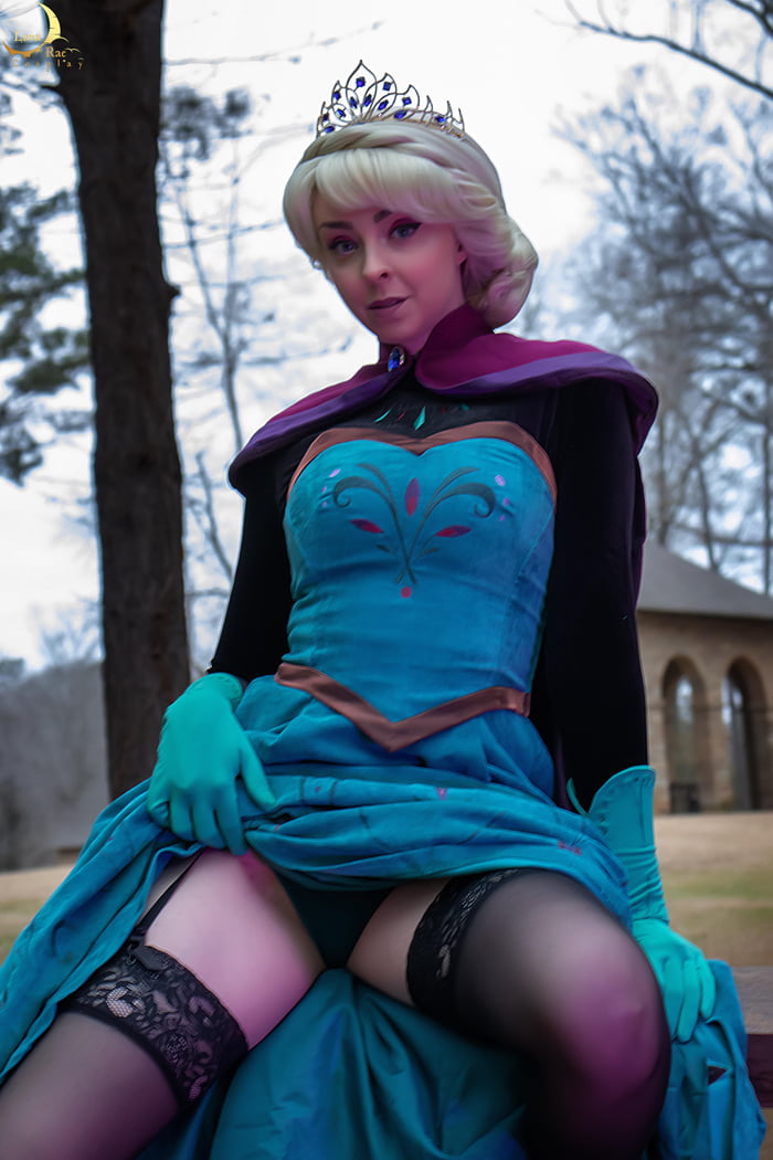 Lunaraecosplay as Elsa lewd in public - 9GAG