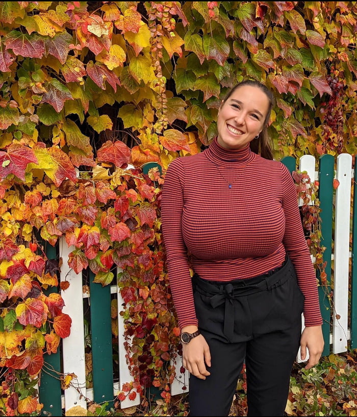 No turtleneck can hide those juggs - 9GAG