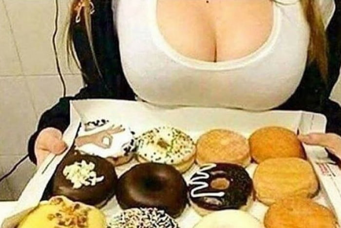 According to a recent survey, 99% of men looking at this photo won't notice the mouse crawling ...