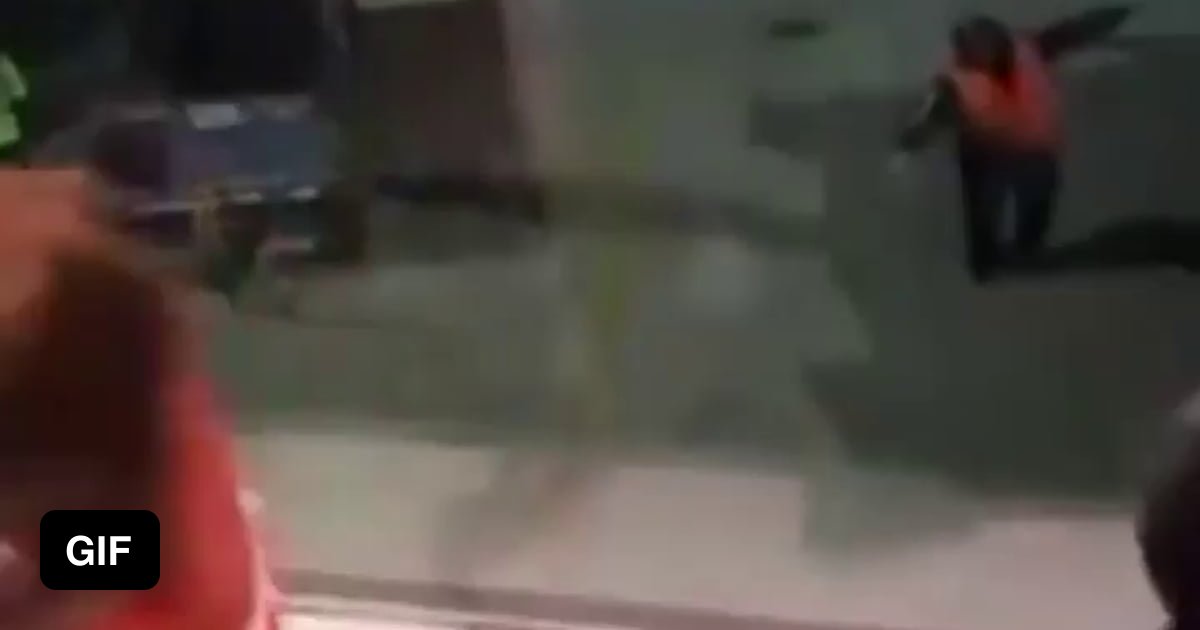 Baggage handler dance off - 9GAG