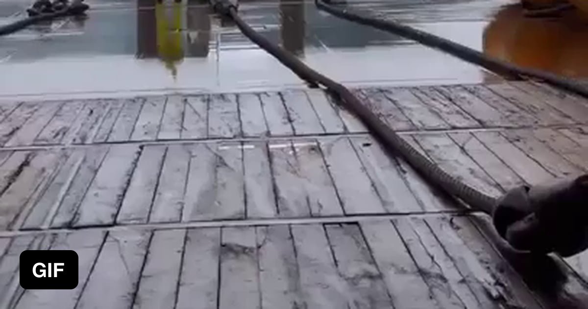 Risky pee from a platform - 9GAG