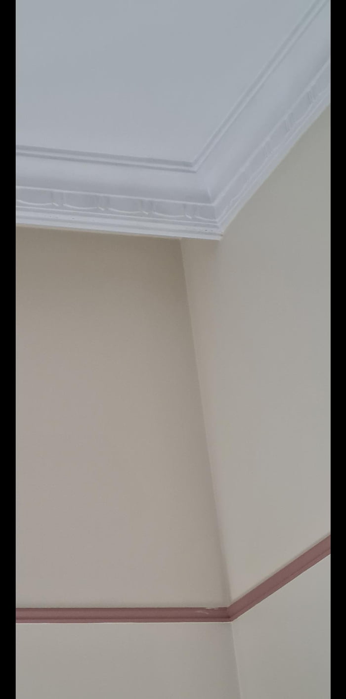 Waiting to give birth and noticed that the corner of the ceiling doesn't match the corner of the ...