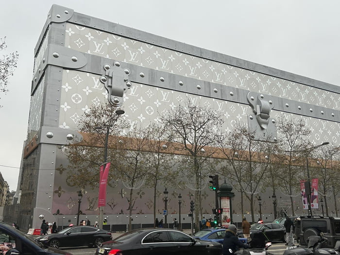 This is how Louis Vuitton hides scaffolding during its building ...