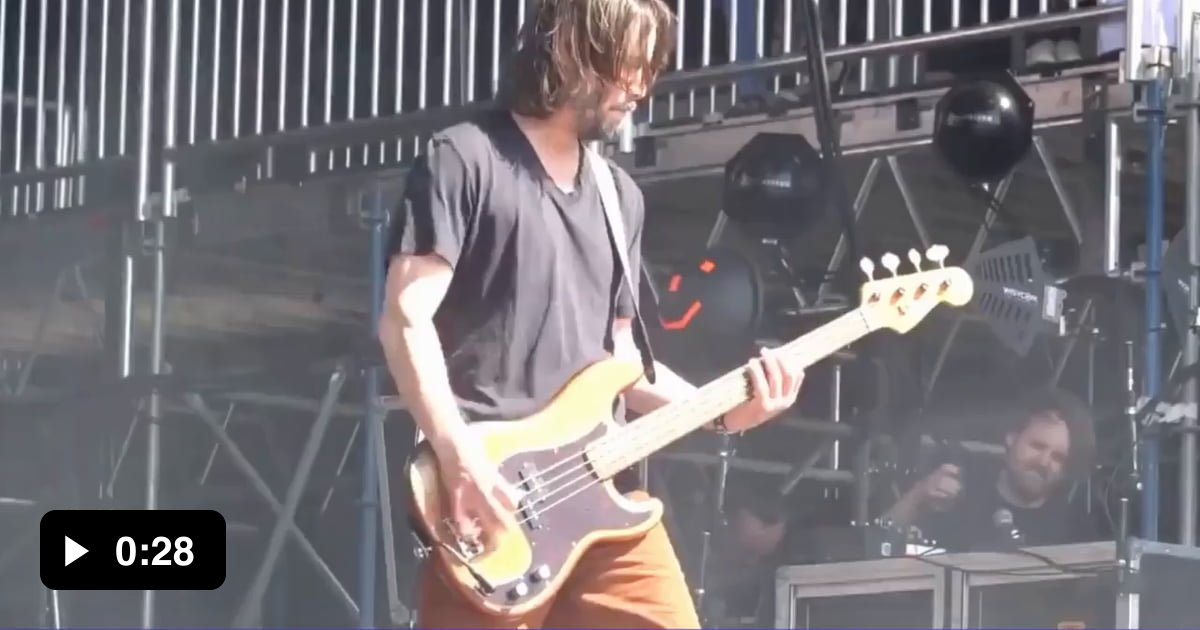 Keanu Reeves returns to stage with bass guitar after 20 years - 9GAG