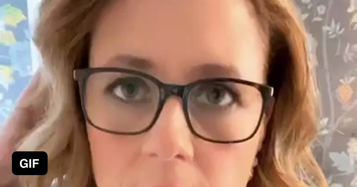Jenna Fischer Cleavage - 9GAG
