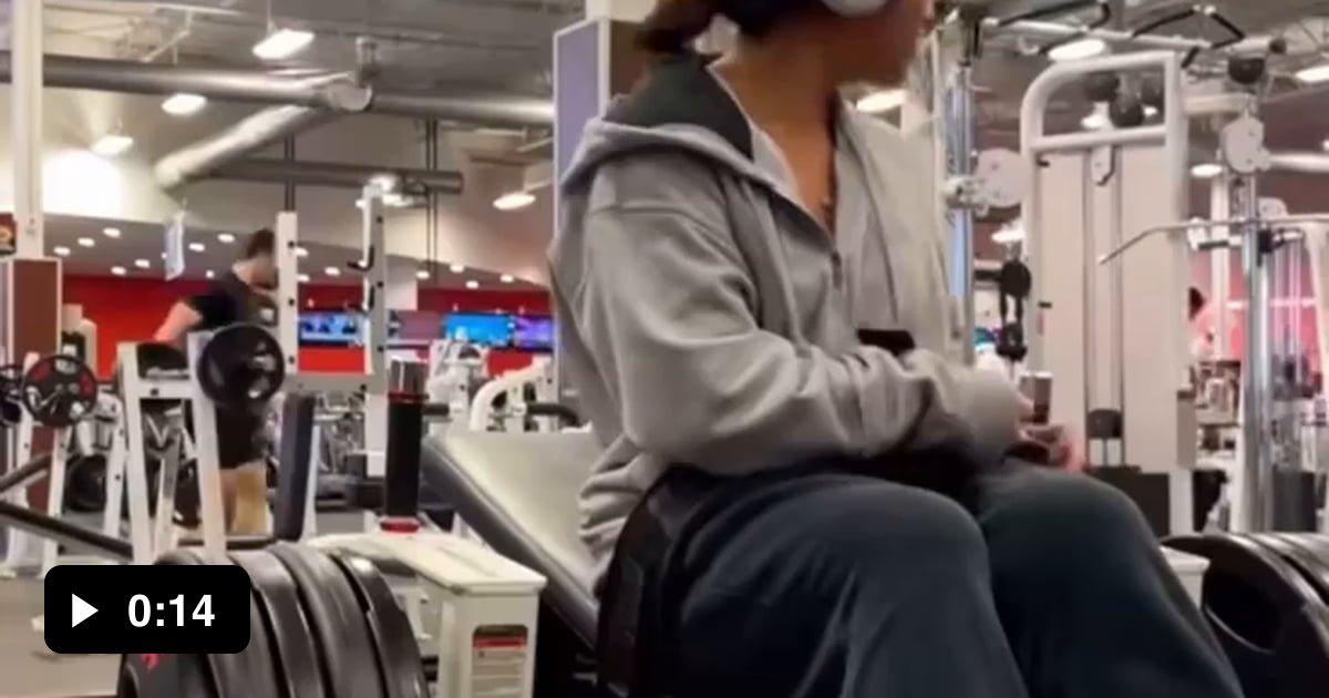 Large Body Builder completely freaks out at small girl for being in the background of her ...