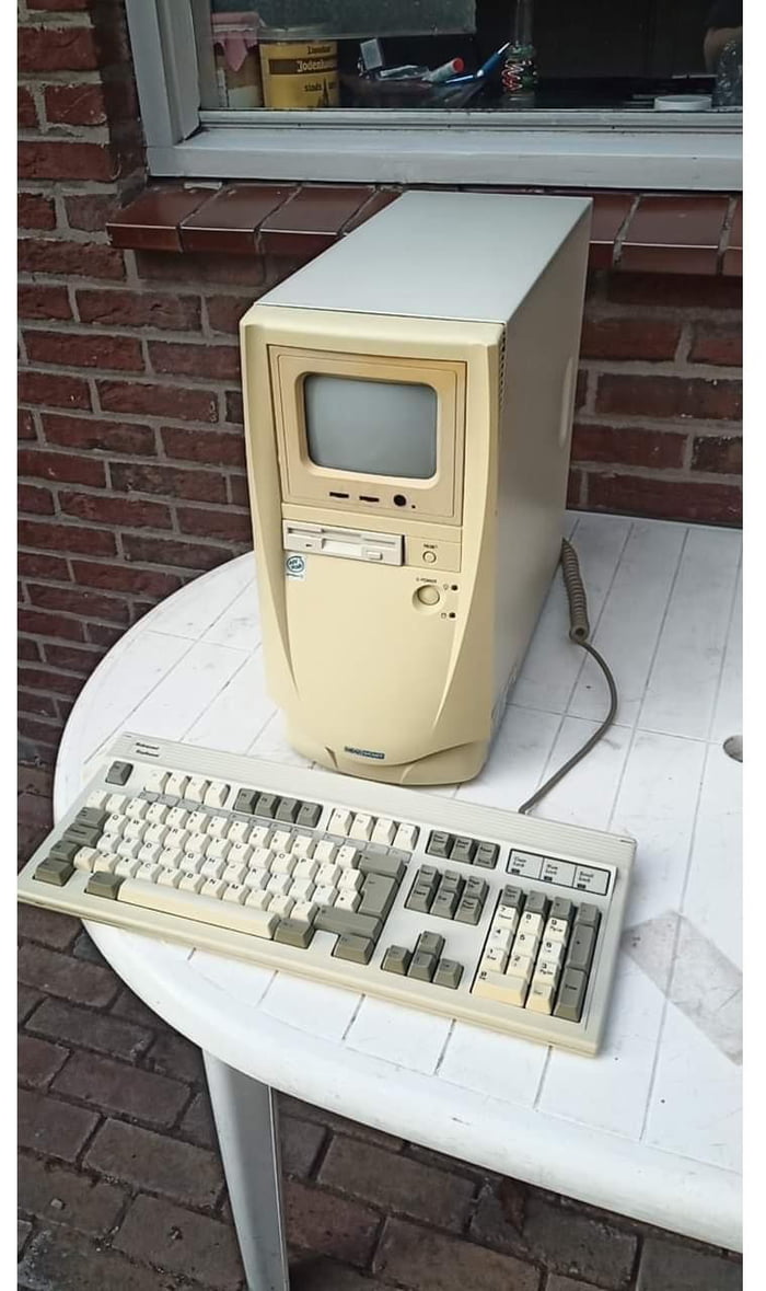 A genuine all in one PC from the 1980’s - 9GAG