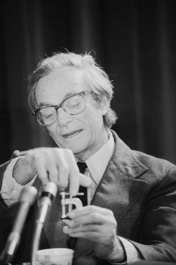 American physicist Richard Feynman demonstrates how a faulty o-ring ...