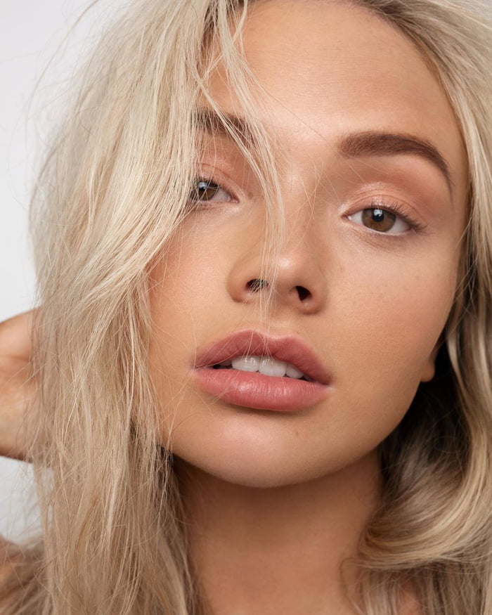 Natalie Alyn Lind Close Up - 9GAG