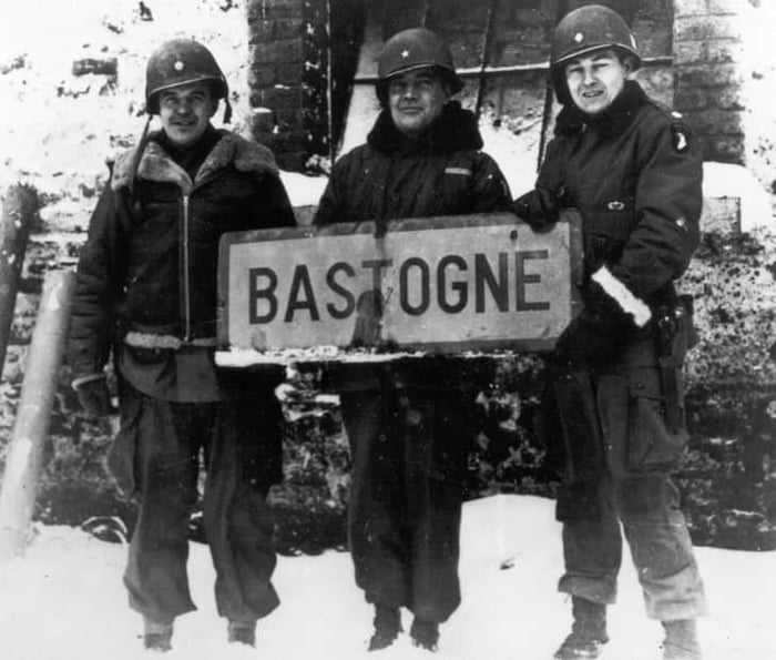 Outnumbered and surrounded, commander of the US 101st Airbourne Anthony ...