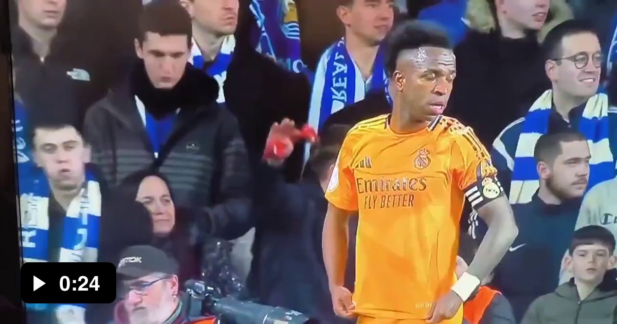 Real Sociedad fan making monkey gestures towards Vinícius Júnior - 9GAG