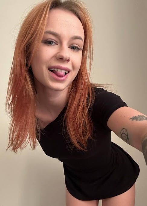 There's nothing under this scarf - 9GAG