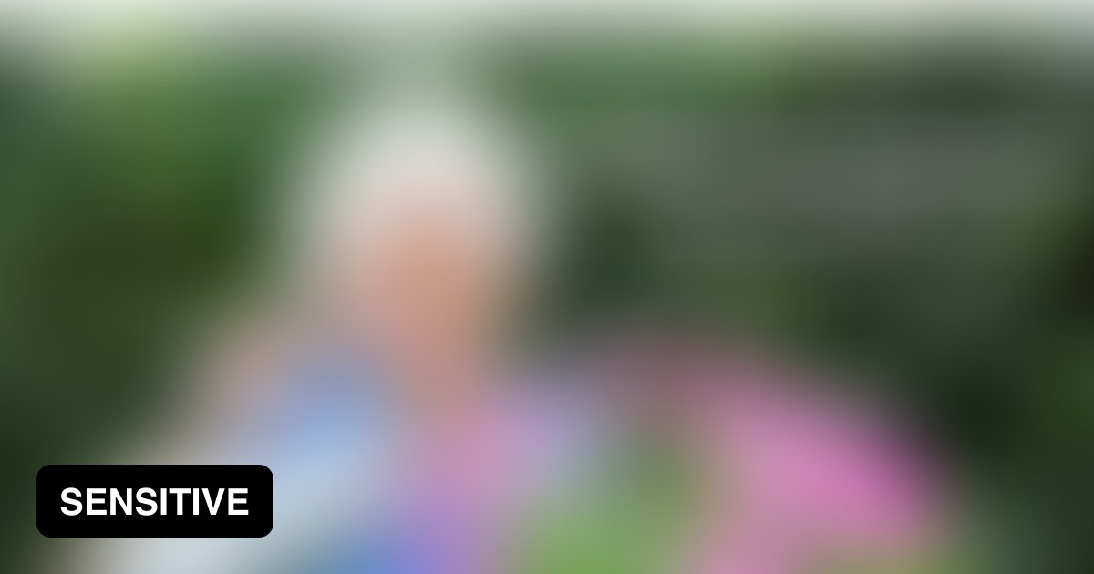 In both cases it involes a hoe - 9GAG