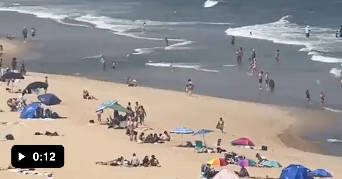 That's one way to get everyone's attention at the beach - 9GAG
