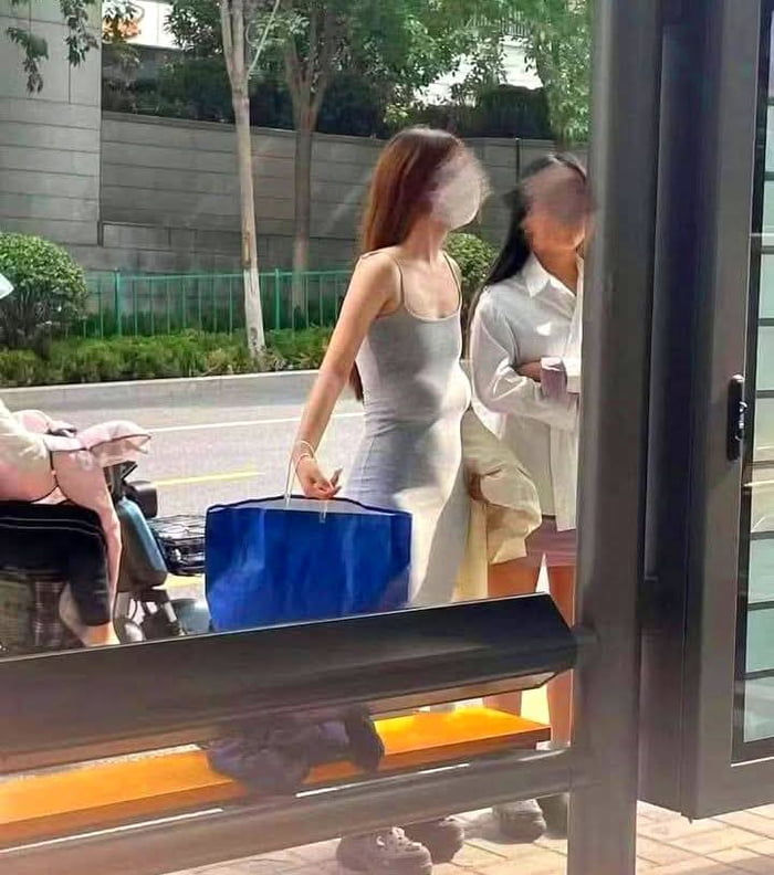 How to say not to offend her that something is drop. - 9GAG