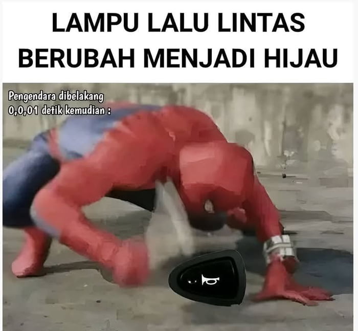 Ga bisa sabar dikit, dikira begitu lampu hijau langsung bisa ngebut serentak kali - 9GAG