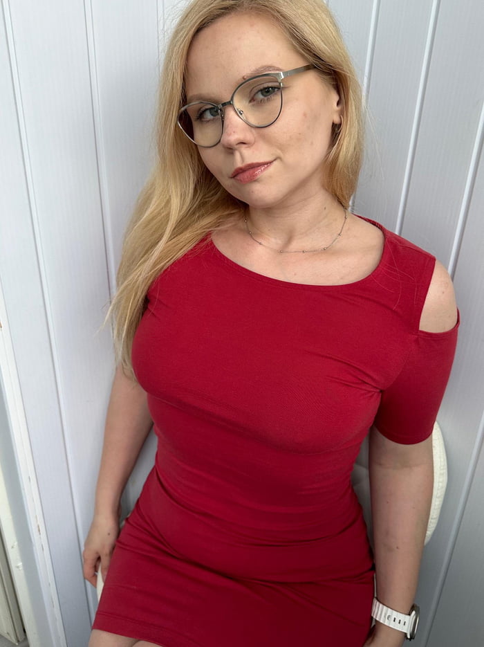 Feeling fierce in red. - 9GAG