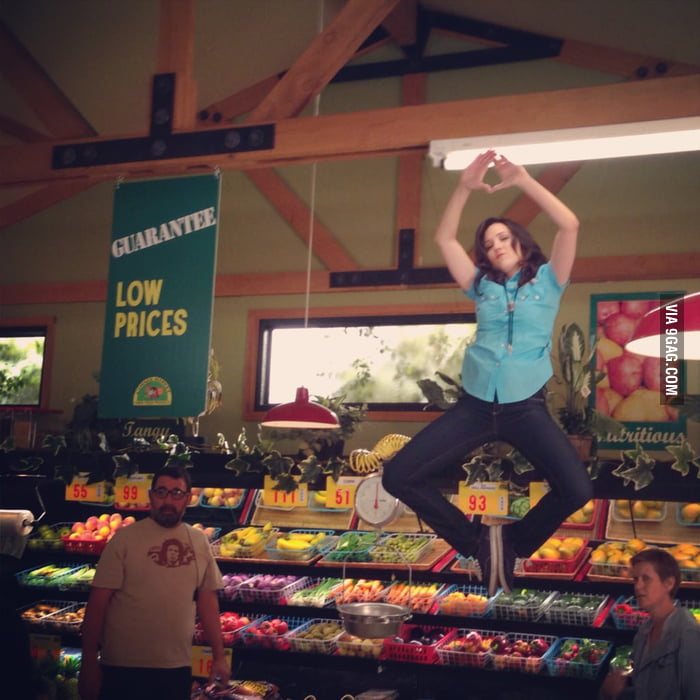 Katy Perry being goofy at the store. - 9GAG