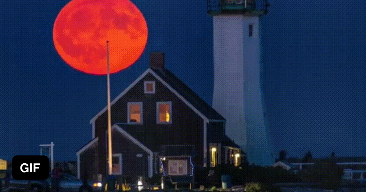 Time lapse of a giant red moon rising on a cloudy night. - 9GAG
