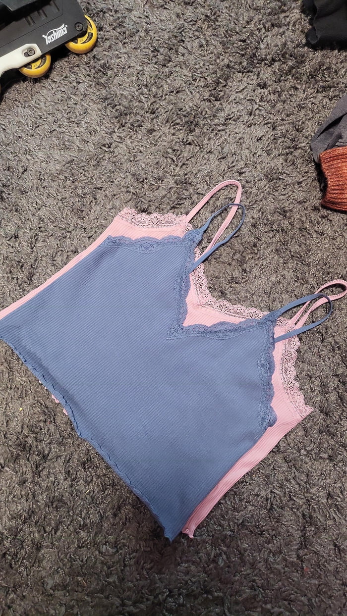 These tops are the same size and from the same store. - 9GAG